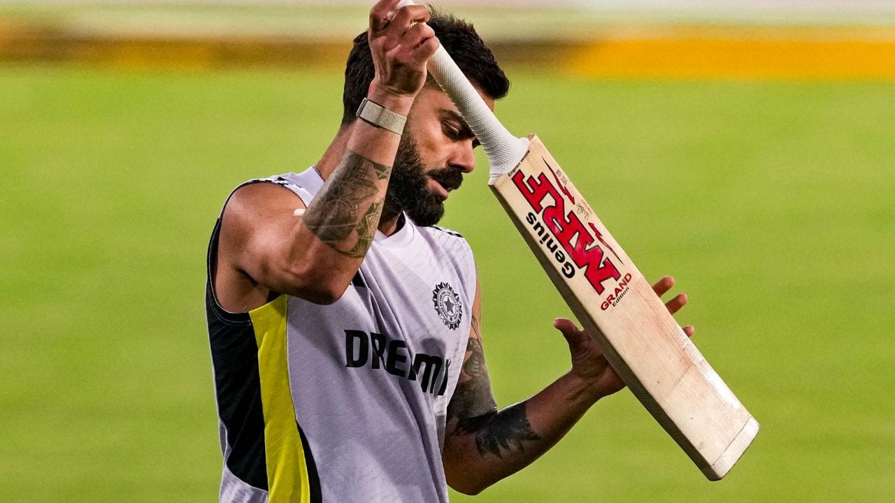 વિરાટ કોહલી પોતાની બેટ પર સ્ટીકલ લગાવી મેચ રમવાના કેટલા કરોડ ચાર્જ કરે ...