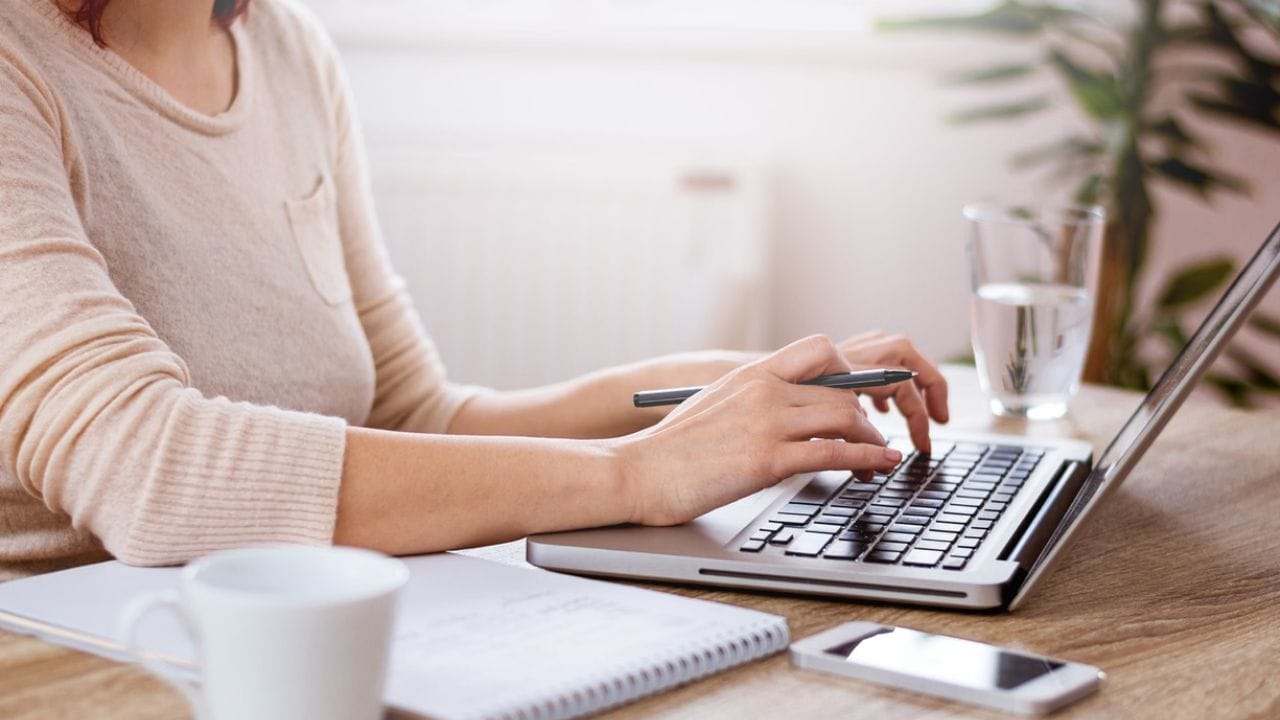 કીબોર્ડની F અને J કી પર આડી લાઈન કેમ હોય છે? જાણો કારણ અને ઉપયોગ ...